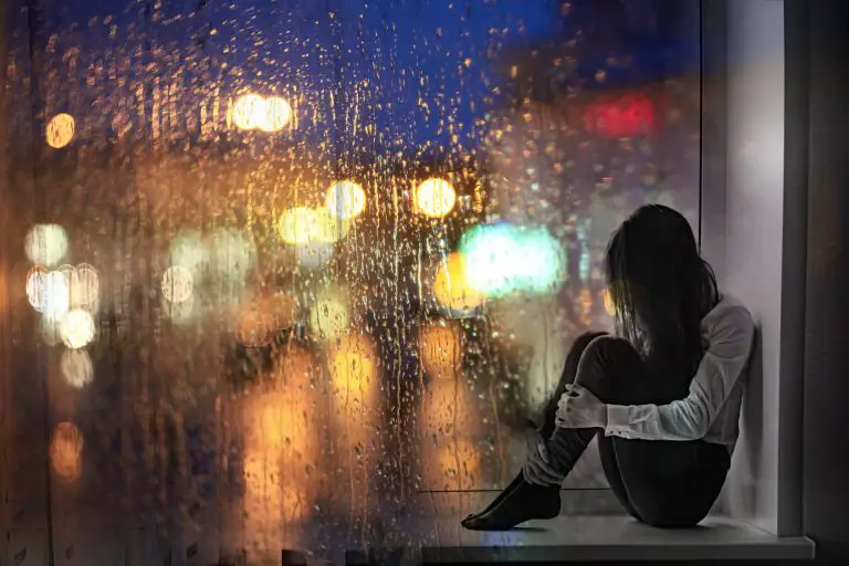 +25 Poemas tristes de amor para reflexionar y llorar (Cortos, largos y más)